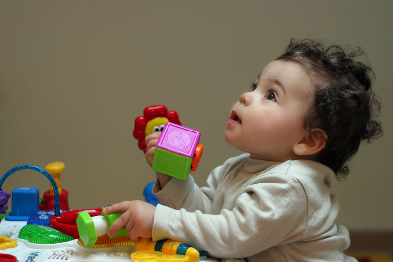 Table d'activité bébé : quel âge pour en profiter